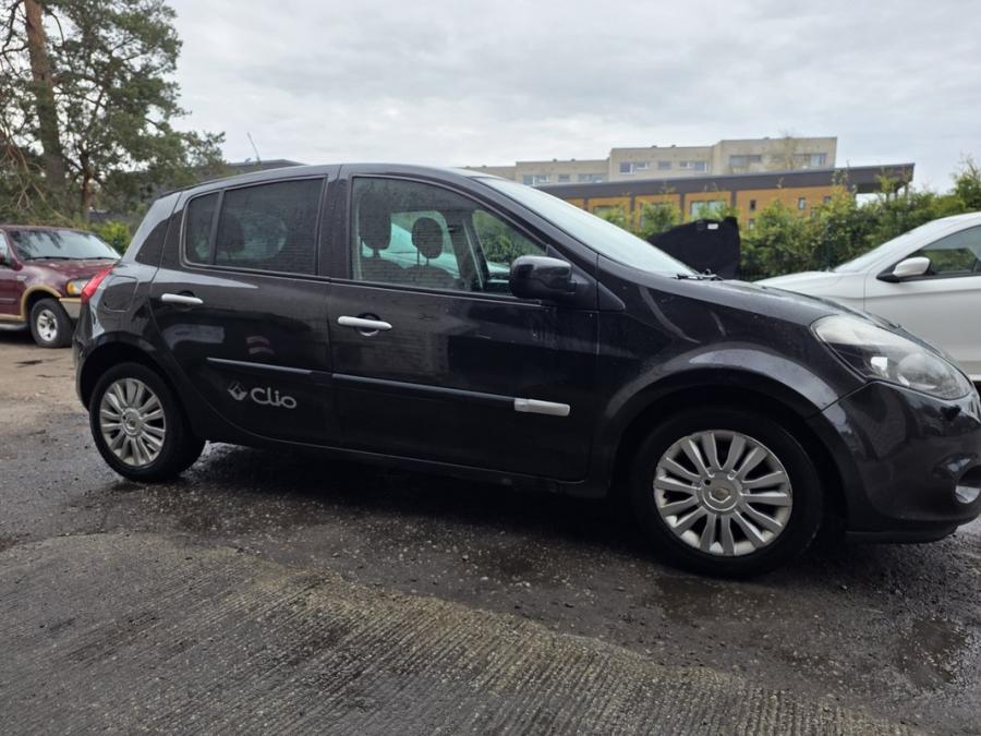Black Renault Clio 2012 in Tallinn, with an engine capacity of 1.50 L and mileage of 395 thousand km for 1750 €, photo 17 on AUTOMOTO.COM.LV