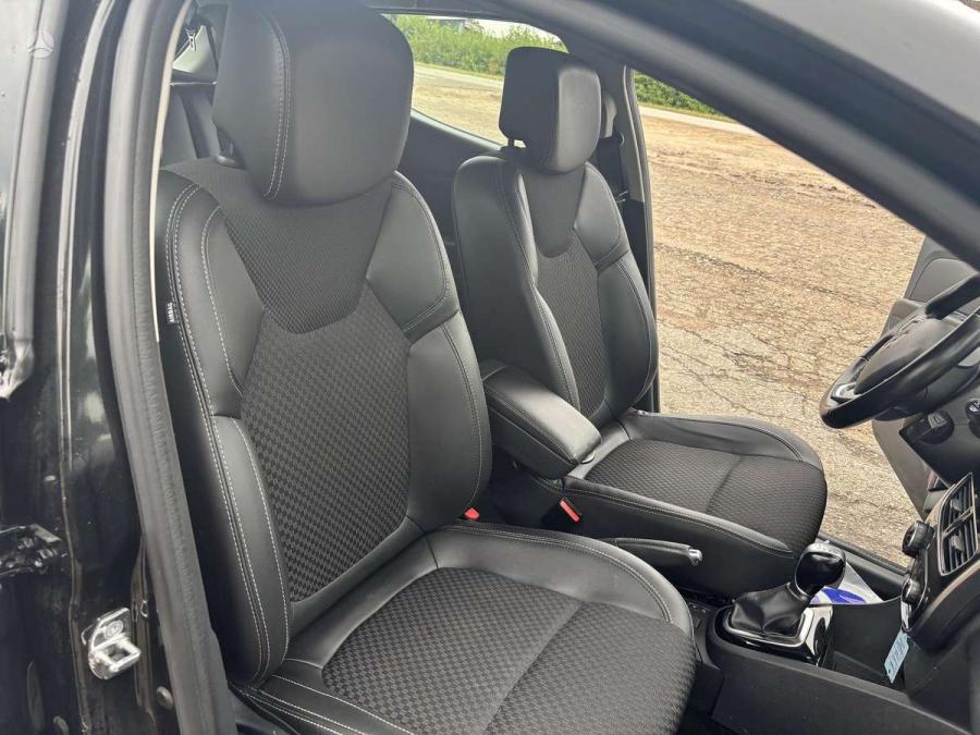 Black Renault Clio 2017 in Taurage, with an engine capacity of 1.20 L and mileage of 190 thousand km for 6300 €, photo 17 on AUTOMOTO.COM.LV