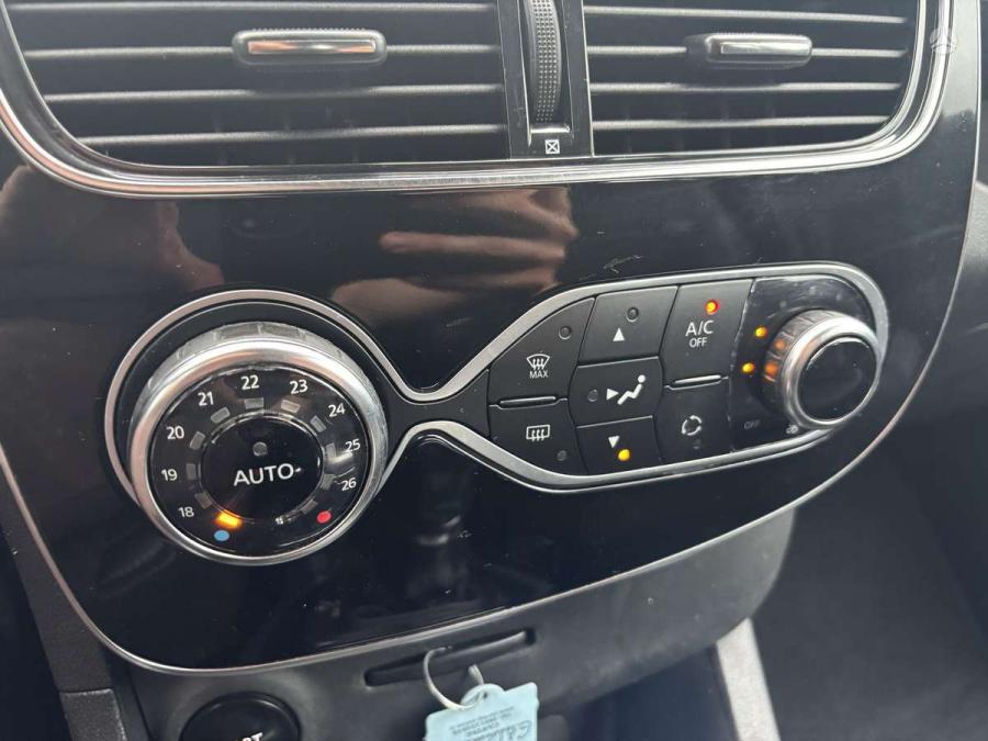 Black Renault Clio 2017 in Taurage, with an engine capacity of 1.20 L and mileage of 190 thousand km for 6300 €, photo 27 on AUTOMOTO.COM.LV