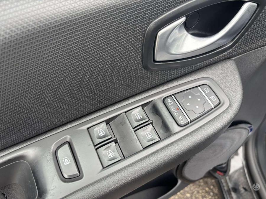 Black Renault Clio 2017 in Taurage, with an engine capacity of 1.20 L and mileage of 190 thousand km for 6300 €, photo 33 on AUTOMOTO.COM.LV