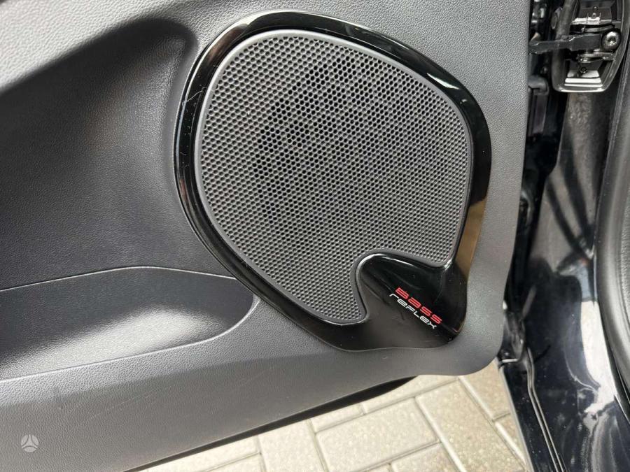 Black Renault Clio 2017 in Telschi, with an engine capacity of 1.15 L and mileage of 211 thousand km for 4300 €, photo 20 on AUTOMOTO.COM.LV