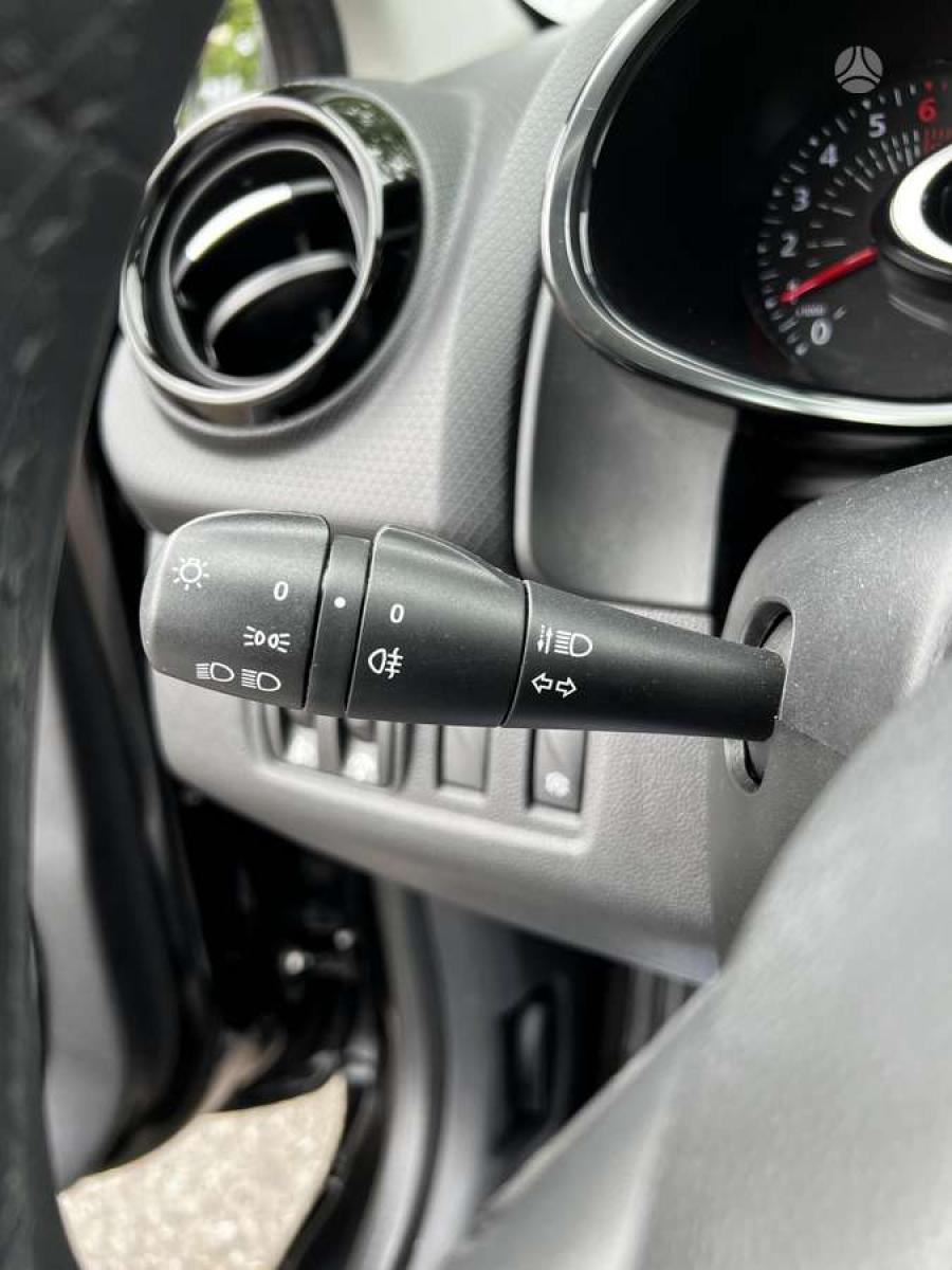 Black Renault Clio 2019 in Taurage, with an engine capacity of 0.90 L and mileage of 170 thousand km for 4999 €, photo 14 on AUTOMOTO.COM.LV
