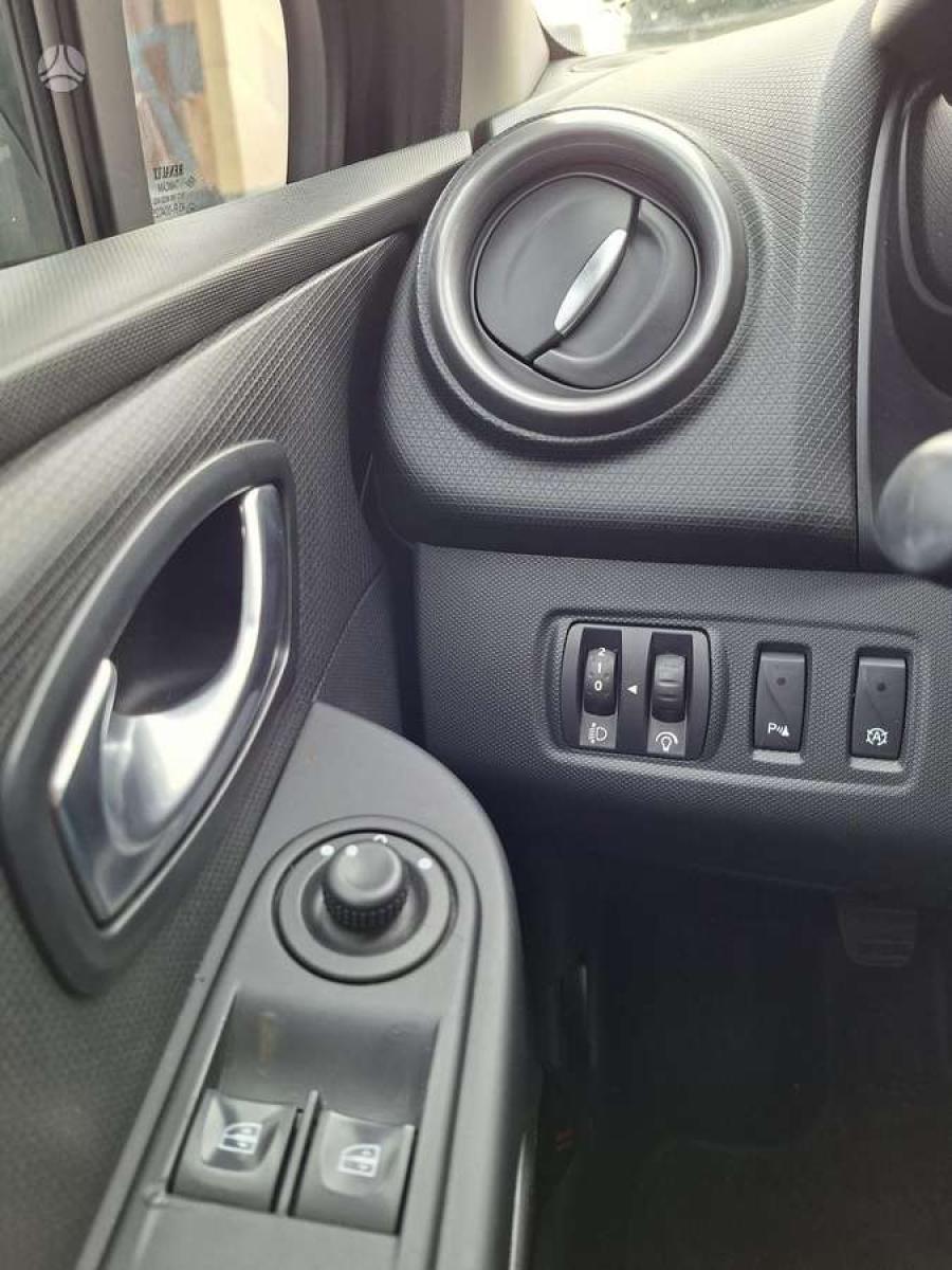 Black Renault Clio 2015 in Ukmerge, with an engine capacity of 1.50 L and mileage of 261 thousand km for 3650 €, photo 8 on AUTOMOTO.COM.LV