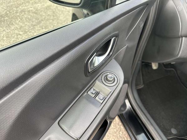 Melns Renault Clio 2016 Alīta, ar dzinēja tilpumu 1.46 L un nobraukumu 300 tūkst. km par 3900 €, foto 10 vietnē AUTOMOTO.COM.LV