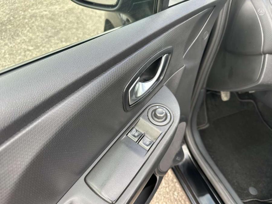 Melns Renault Clio 2016 Alīta, ar dzinēja tilpumu 1.46 L un nobraukumu 300 tūkst. km par 3900 €, foto 11 vietnē AUTOMOTO.COM.LV