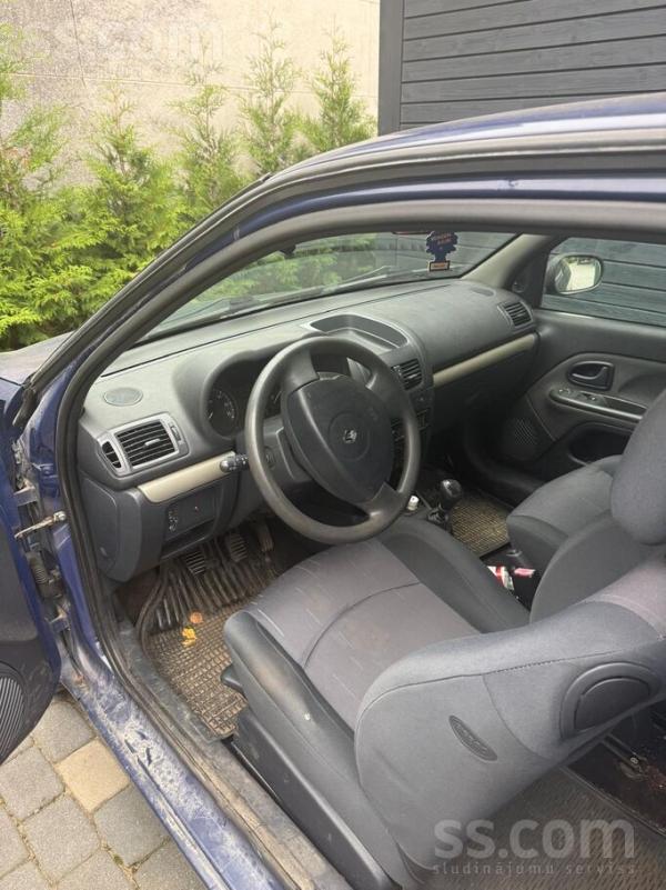 Renault Clio 2004 Jūrmala vietnē Zils Renault Clio 2004 Jūrmala, ar dzinēja tilpumu 1.20 L un nobraukumu 317 tūkst. km par 750 €, foto 5 vietnē AUTOMOTO.COM.LV