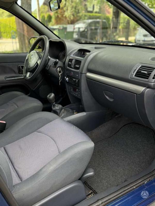 Blue Renault Clio 2001 in Vilnius, with an engine capacity of 1.15 L and mileage of 211 thousand km for 1150 €, photo 7 on AUTOMOTO.COM.LV