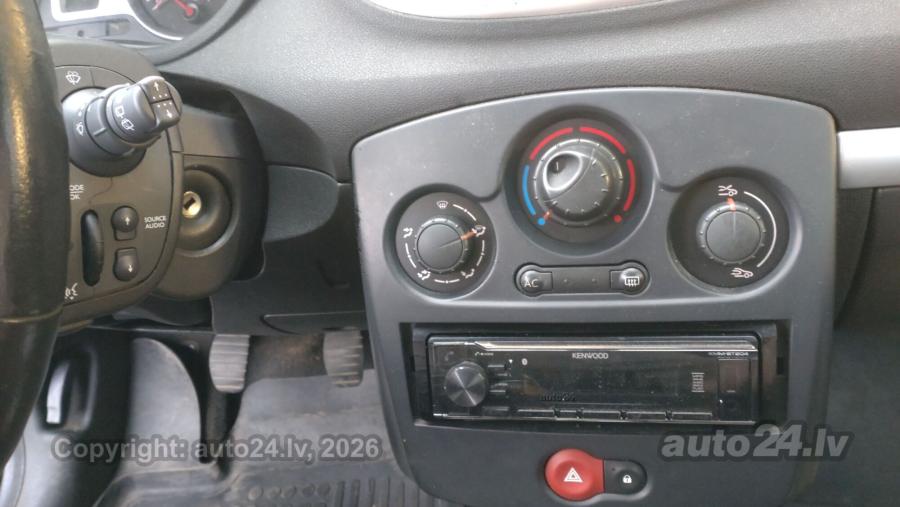Zils Renault Clio 2005 Tallina, ar dzinēja tilpumu 1.40 L un nobraukumu 191 tūkst. km par 1250 €, foto 7 vietnē AUTOMOTO.COM.LV