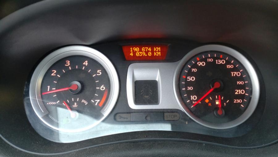 Zils Renault Clio 2005 Tallina, ar dzinēja tilpumu 1.40 L un nobraukumu 191 tūkst. km par 1250 €, foto 6 vietnē AUTOMOTO.COM.LV