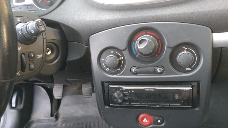 Zils Renault Clio 2005 Tallina, ar dzinēja tilpumu 1.40 L un nobraukumu 191 tūkst. km par 1250 €, foto 15 vietnē AUTOMOTO.COM.LV