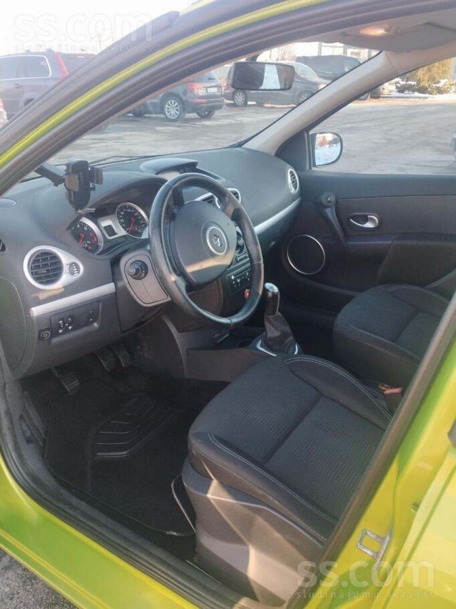 Green Renault Clio 2009 in Jelgava, with an engine capacity of 1.20 L and mileage of 271 thousand km for 2700 €, photo 4 on AUTOMOTO.COM.LV