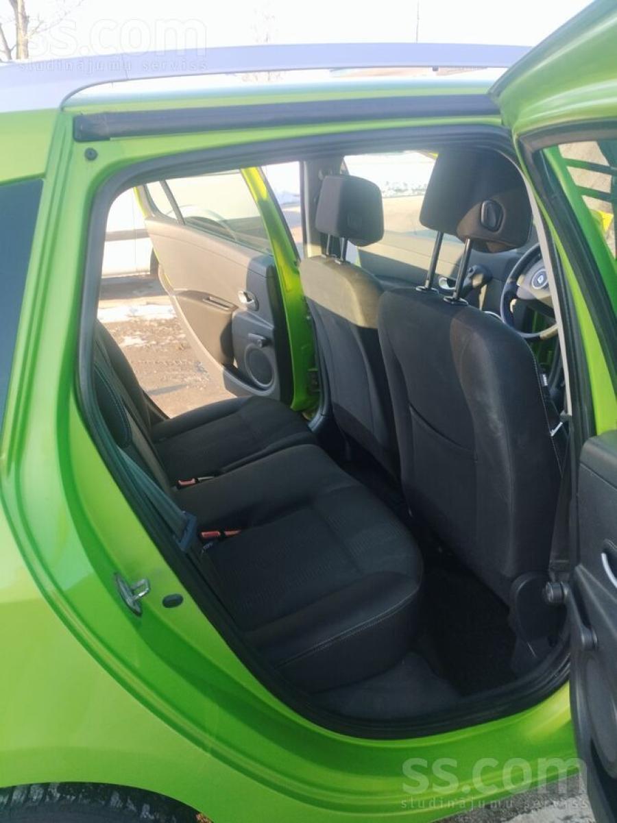 Green Renault Clio 2009 in Jelgava, with an engine capacity of 1.20 L and mileage of 271 thousand km for 2700 €, photo 9 on AUTOMOTO.COM.LV