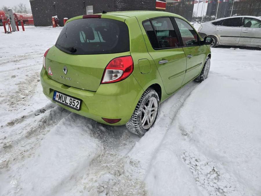 Zaļš Renault Clio 2010 Viļņa, ar dzinēja tilpumu 1.15 L un nobraukumu 297 tūkst. km par 1000 €, foto 4 vietnē AUTOMOTO.COM.LV