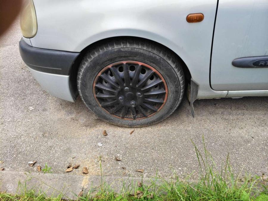 Pelēks Renault Clio 1999 Panevēža, ar dzinēja tilpumu 1.20 L un nobraukumu 103 tūkst. km par 500 €, foto 3 vietnē AUTOMOTO.COM.LV
