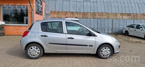 Grey Renault Clio 2006 in Valmiera, with an engine capacity of 1.20 L and mileage of 257 thousand km for 1250 €, photo 2 on AUTOMOTO.COM.LV