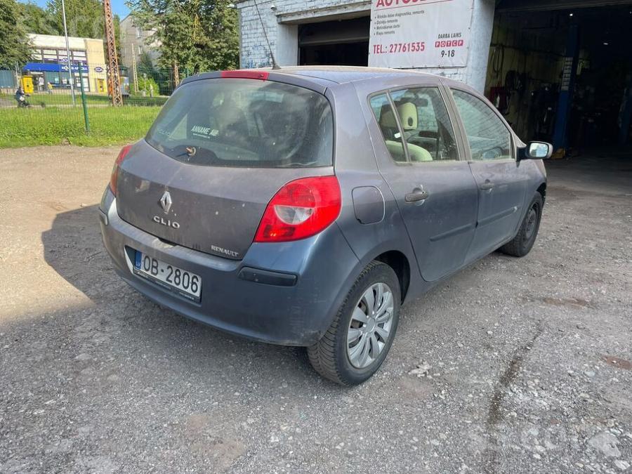 Pelēks Renault Clio 2006 Rīga, ar dzinēja tilpumu 1.10 L un nobraukumu 345 tūkst. km par 350 €, foto 5 vietnē AUTOMOTO.COM.LV