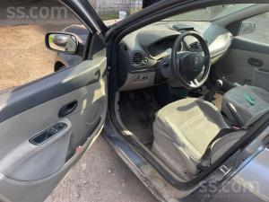 Pelēks Renault Clio 2006 Rīga, ar dzinēja tilpumu 1.10 L un nobraukumu 345 tūkst. km par 350 €, foto 6 vietnē AUTOMOTO.COM.LV