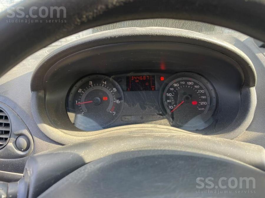 Pelēks Renault Clio 2006 Rīga, ar dzinēja tilpumu 1.10 L un nobraukumu 345 tūkst. km par 350 €, foto 7 vietnē AUTOMOTO.COM.LV