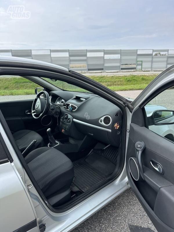 Grey Renault Clio 2006 in Kalvarija, with an engine capacity of 1.10 L and mileage of 216 thousand km for 1600 €, photo 11 on AUTOMOTO.COM.LV
