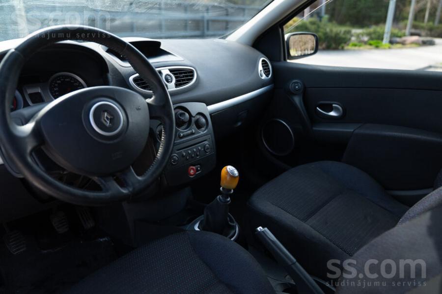 Pelēks Renault Clio 2007 Ogre, ar dzinēja tilpumu 1.50 L un nobraukumu 240 tūkst. km par 1950 €, foto 10 vietnē AUTOMOTO.COM.LV
