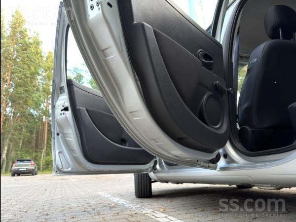 Grey Renault Clio 2008 in Riga, with an engine capacity of 1.20 L and mileage of 310 thousand km for 1500 €, photo 8 on AUTOMOTO.COM.LV