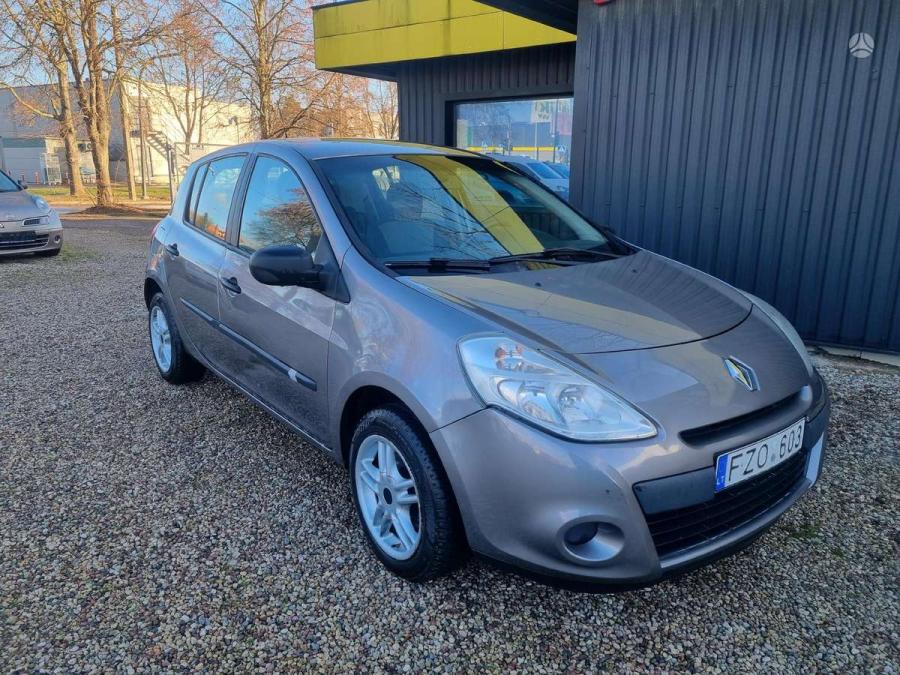 Grey Renault Clio 2009 in Kaunas, with an engine capacity of 1.50 L and mileage of 300 thousand km for 950 €, photo 1 on AUTOMOTO.COM.LV