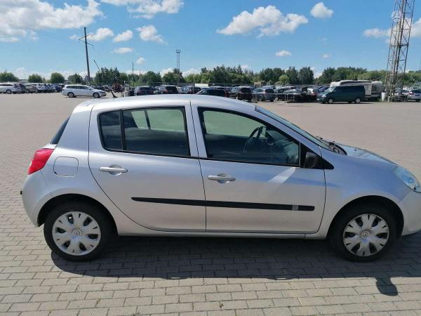 Pelēks Renault Clio 2009 Marijampole, ar dzinēja tilpumu 1.20 L un nobraukumu 173 tūkst. km par 1750 €, foto 3 vietnē AUTOMOTO.COM.LV