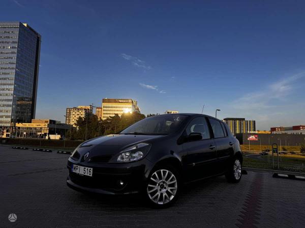 Grey Renault Clio 2009 in Vilnius, with an engine capacity of 1.15 L and mileage of 216 thousand km for 2199 €, photo 1 on AUTOMOTO.COM.LV