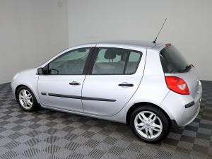 Grey Renault Clio 2009 in Tallinn, with an engine capacity of 1.10 L and mileage of 155 thousand km for 999 €, photo 5 on AUTOMOTO.COM.LV