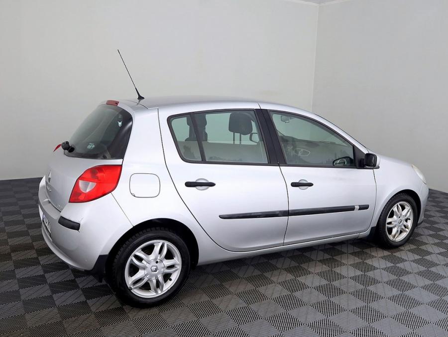 Grey Renault Clio 2009 in Tallinn, with an engine capacity of 1.10 L and mileage of 155 thousand km for 999 €, photo 11 on AUTOMOTO.COM.LV