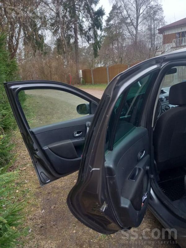 Pelēks Renault Clio 2010 Rīga, ar dzinēja tilpumu 1.50 L un nobraukumu 277 tūkst. km par 1300 €, foto 3 vietnē AUTOMOTO.COM.LV