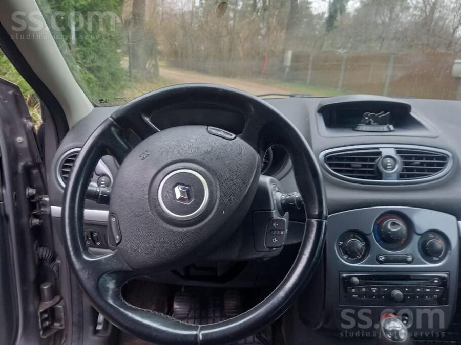 Grey Renault Clio 2010 in Riga, with an engine capacity of 1.50 L and mileage of 277 thousand km for 1300 €, photo 5 on AUTOMOTO.COM.LV