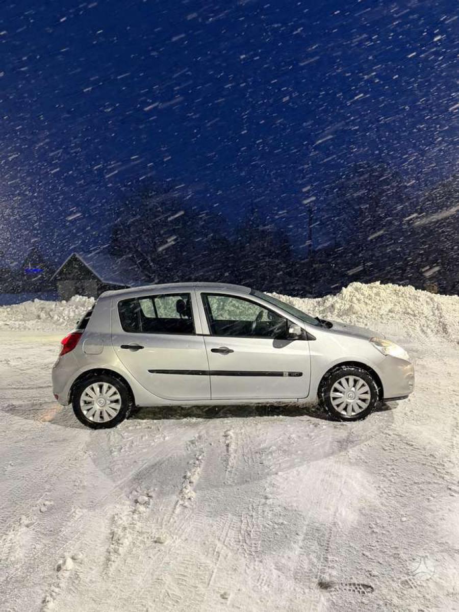 Pelēks Renault Clio 2012 Plungė, ar dzinēja tilpumu 1.46 L un nobraukumu 140 tūkst. km par 1600 €, foto 22 vietnē AUTOMOTO.COM.LV