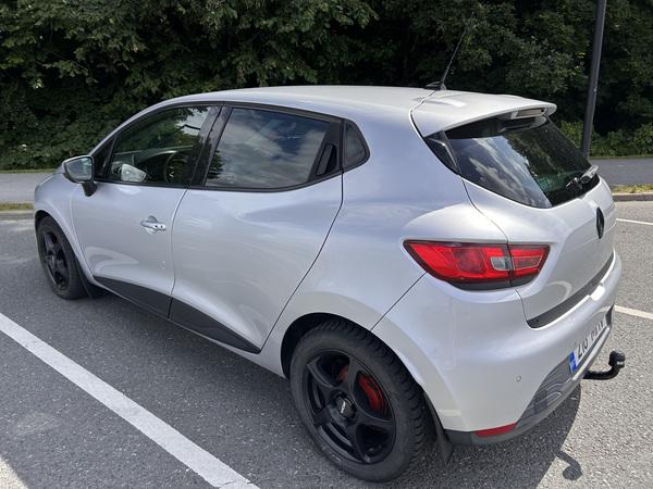 Grey Renault Clio 2013 in Tallinn, with an engine capacity of 1.10 L and mileage of 186 thousand km for 3499 €, photo 5 on AUTOMOTO.COM.LV