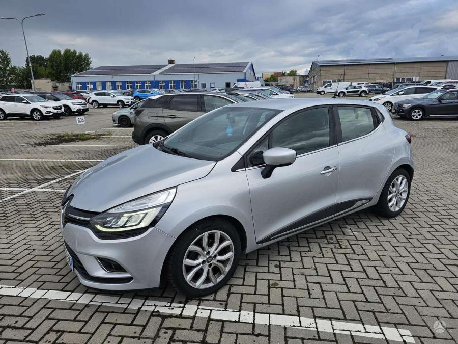 Grey Renault Clio 2015 in Taurage, with an engine capacity of 1.50 L and mileage of 233 thousand km for 5500 €, photo 3 on AUTOMOTO.COM.LV