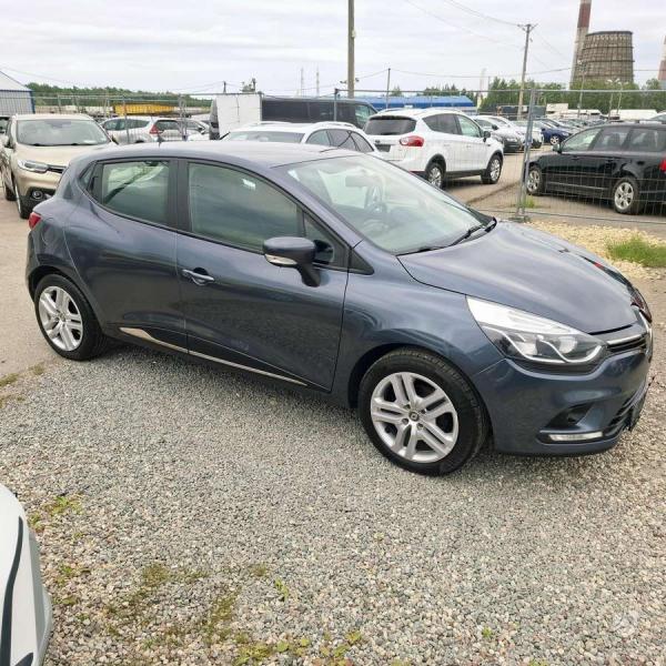 Grey Renault Clio 2018 in Kaunas, with an engine capacity of 0.90 L and mileage of 90 thousand km for 5650 €, photo 1 on AUTOMOTO.COM.LV