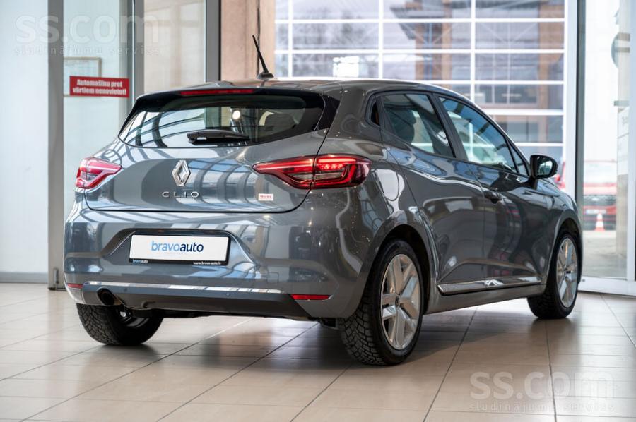 Grey Renault Clio 2020 in Riga, with an engine capacity of 1.00 L and mileage of 88 thousand km for 9790 €, photo 4 on AUTOMOTO.COM.LV