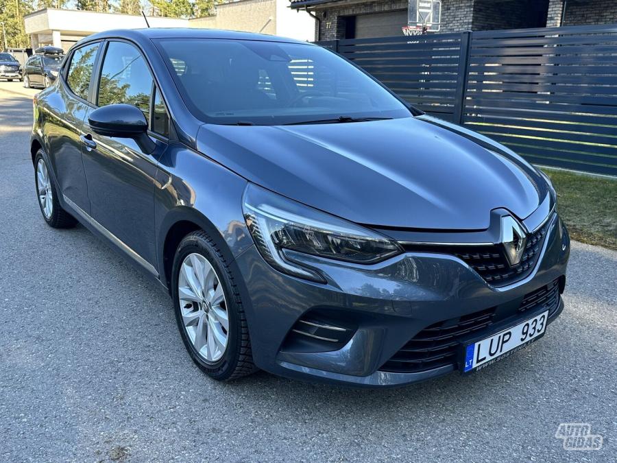 Grey Renault Clio 2021 in Vilnius, with an engine capacity of 1.00 L and mileage of 39 thousand km for 10999 €, photo 1 on AUTOMOTO.COM.LV