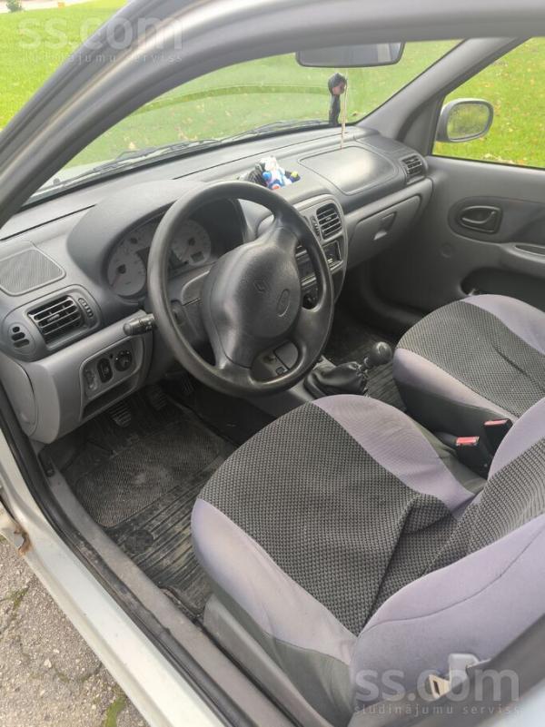 Pelēks Renault Clio 2001 Balvi, ar dzinēja tilpumu 1.40 L un nobraukumu 202 tūkst. km par 700 €, foto 11 vietnē AUTOMOTO.COM.LV