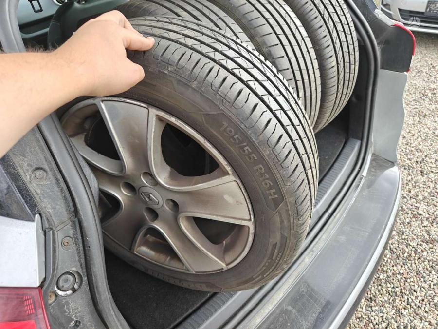 Grey Renault Clio 2013 in Vilnius, with an engine capacity of 1.46 L and mileage of 348 thousand km for 2600 €, photo 7 on AUTOMOTO.COM.LV