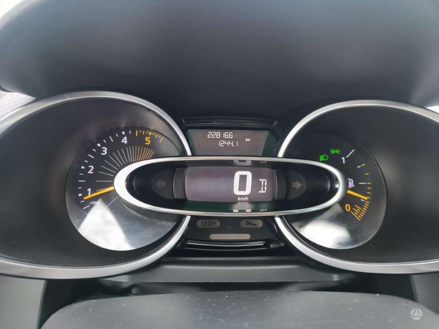 Grey Renault Clio 2016 in Raseiniai, with an engine capacity of 1.46 L and mileage of 228 thousand km for 5200 €, photo 12 on AUTOMOTO.COM.LV