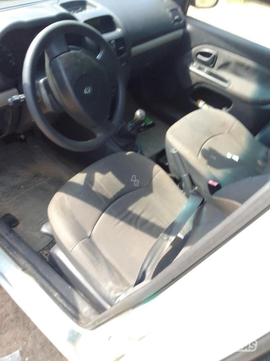 Renault Clio 2004 in Ukmerge, with an engine capacity of 1.10 L and mileage of 0 thousand km for 270 €, photo 6 on AUTOMOTO.COM.LV