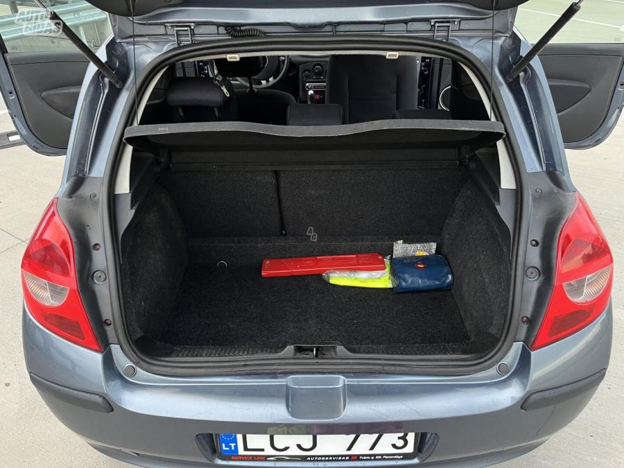 Renault Clio 2006 Viļņa, ar dzinēja tilpumu 1.50 L un nobraukumu 327 tūkst. km par 1380 €, foto 15 vietnē AUTOMOTO.COM.LV
