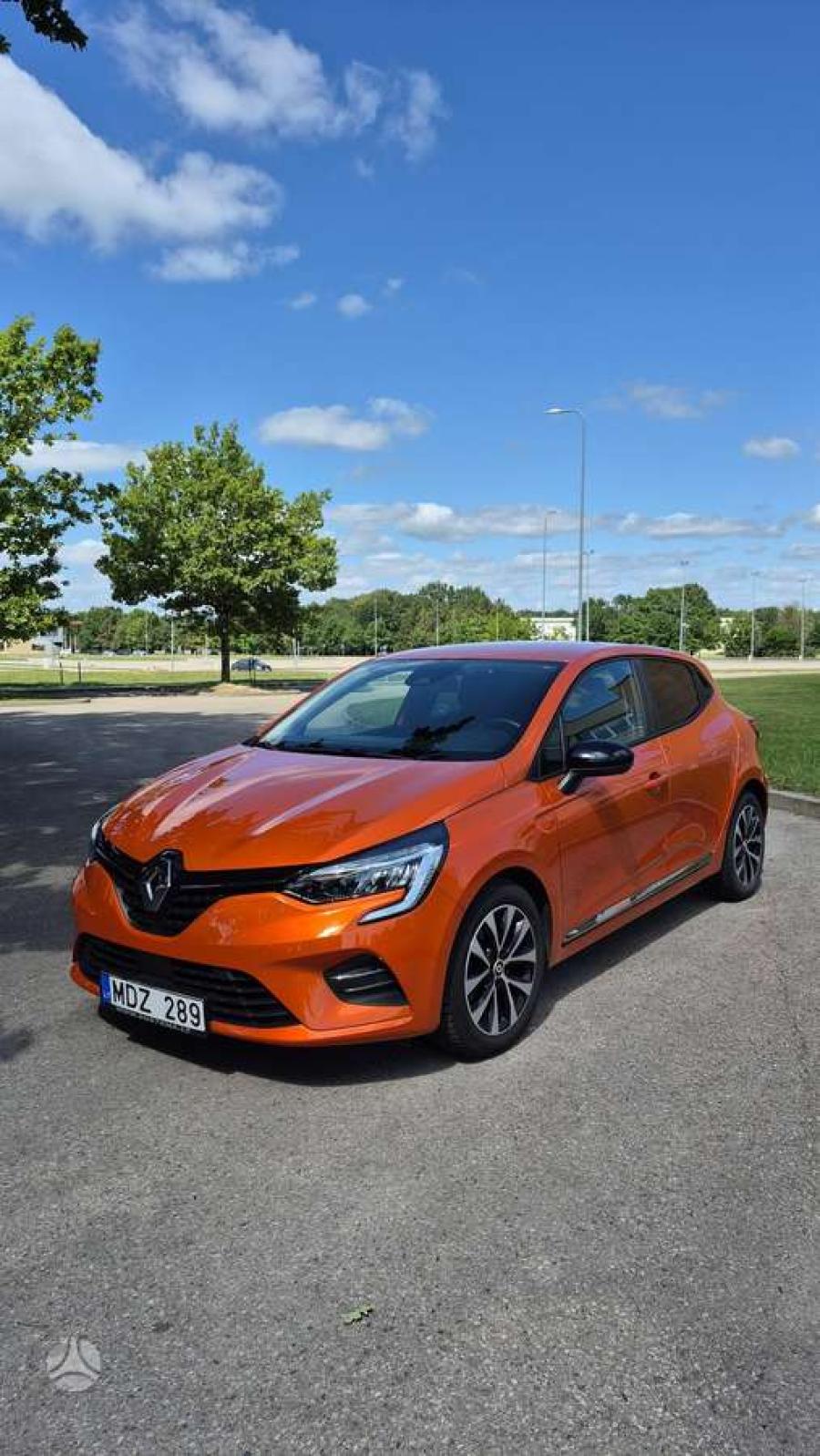 Orange Renault Clio 2022 in Kaunas, with an engine capacity of 1.00 L and mileage of 45 thousand km for 9000 €, photo 1 on AUTOMOTO.COM.LV