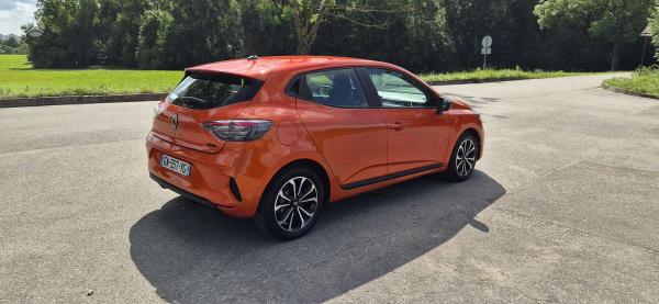 Orange Renault Clio 2024 in Kaunas, with an engine capacity of 1.60 L and mileage of 111 thousand km for 11500 €, photo 3 on AUTOMOTO.COM.LV