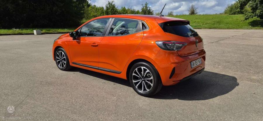 Orange Renault Clio 2024 in Kaunas, with an engine capacity of 1.60 L and mileage of 111 thousand km for 11500 €, photo 6 on AUTOMOTO.COM.LV
