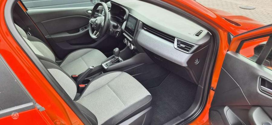 Orange Renault Clio 2024 in Kaunas, with an engine capacity of 1.60 L and mileage of 111 thousand km for 11500 €, photo 9 on AUTOMOTO.COM.LV