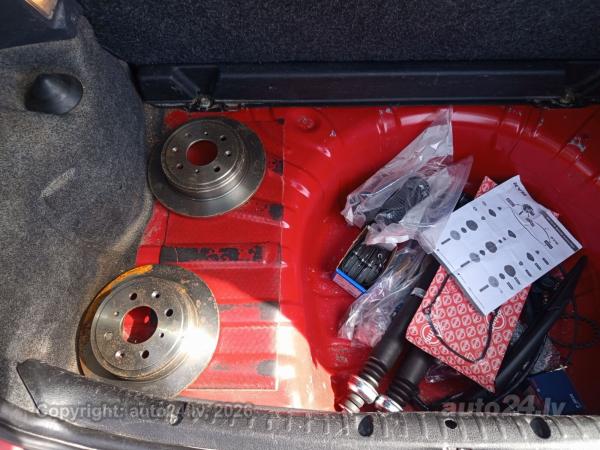 Sarkans Renault Clio 2004 Tallina, ar dzinēja tilpumu 1.10 L un nobraukumu 299 tūkst. km par 699 €, foto 7 vietnē AUTOMOTO.COM.LV