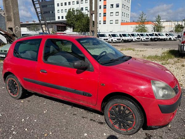 Sarkans Renault Clio 2004 Tallina, ar dzinēja tilpumu 1.10 L un nobraukumu 157 tūkst. km par 499 €, foto 1 vietnē AUTOMOTO.COM.LV