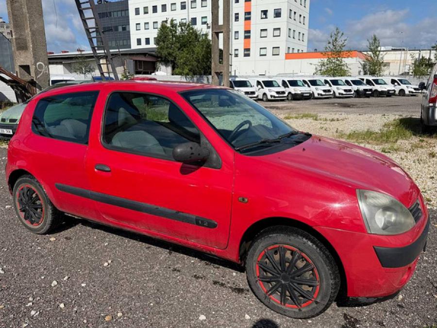 Red Renault Clio 2004 in Tallinn, with an engine capacity of 1.10 L and mileage of 157 thousand km for 499 €, photo 1 on AUTOMOTO.COM.LV